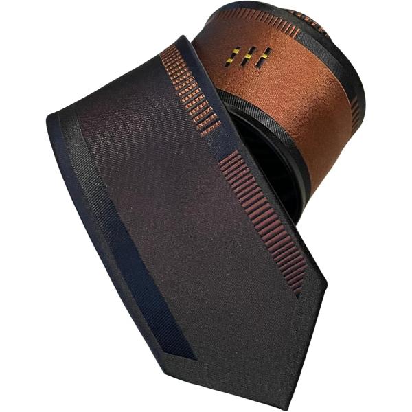 バリエーションコード : 2B936VD60S「 ナローネクタイ 」「 メイン素材: ポリエステル 」剣先のシャープなナロータイです。スーツにもジャケパンスタイルにも相性抜群。ヨレにくいオシャレなネクタイです。中央部は深みのあるダークブラウ...