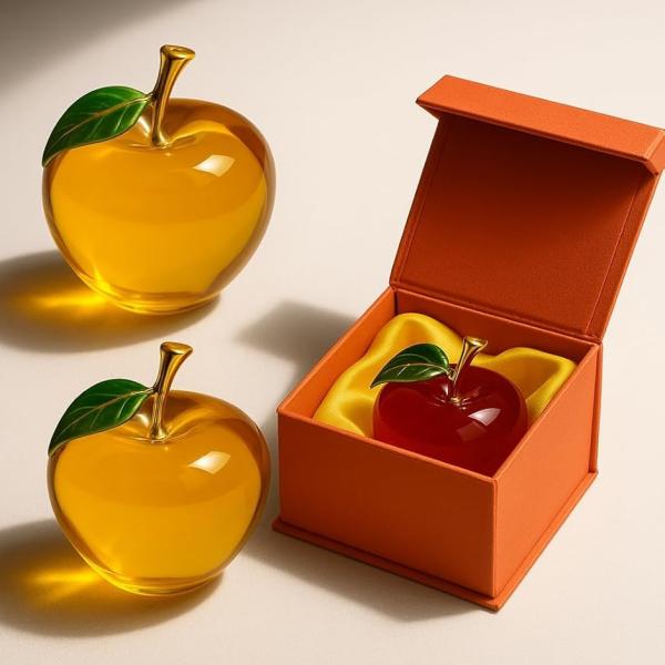 バリエーションコード : 2BUHUOCO6F「ガラスの透明感が美しいリンゴのオブジェ2個セット」 繊細な透明感と深みのある色合いが魅力的なガラス製のリンゴオブジェです。「コンパクトで置きやすいサイズ」 直径約5cmとデスクや棚の上に飾って...