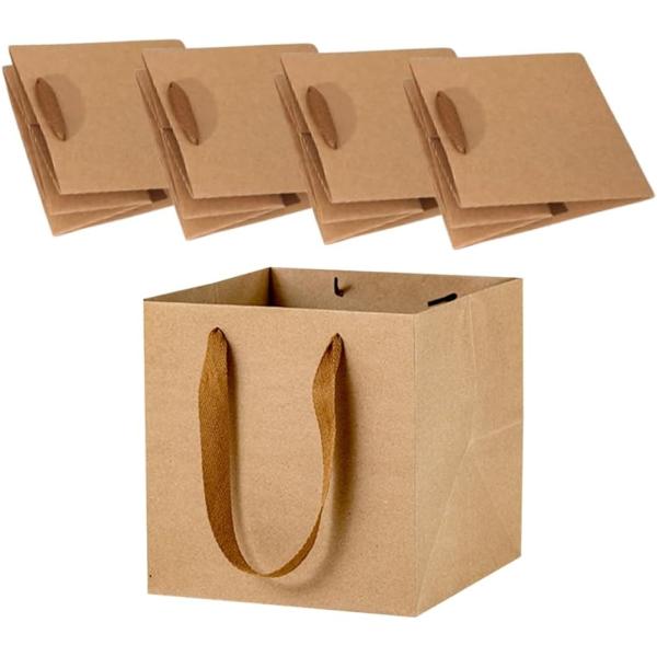 バリエーションコード : 2BUI0WYX83「贈り物が映えるシンプル＆スマート紙袋」落ち着いたブラウン色を採用したクラフト紙の正方形型紙袋。シンプル＆スマートなデザインだから、贈るギフトを映えさせるラッピングアイテム。記念品や贈り物を入れ...