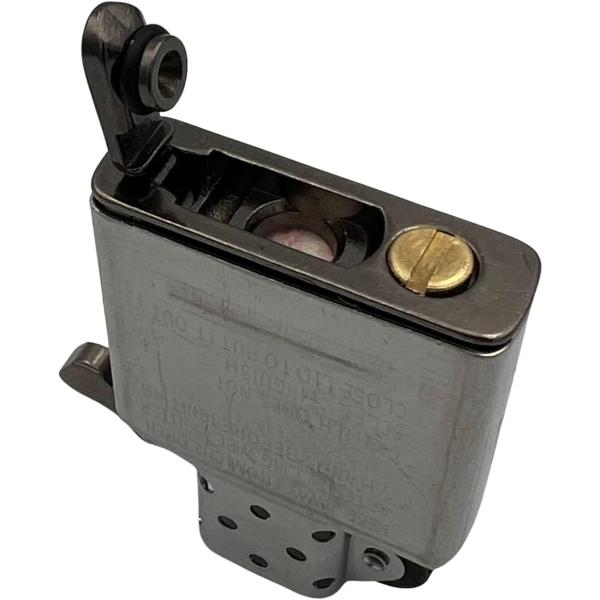 バリエーションコード : 2BUI5SHTWN「ジッポーオイルの揮発を抑える」高精度メタル＋Oリングで密閉力アップ。底面からの揮発をしっかりカットし、オイルの持ち時間を最大7日間に延長。「ジャストフィット設計」Zippoレギュラーサイズに適...