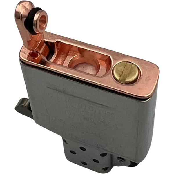 バリエーションコード : 2BUI5SHTWN「ジッポーオイルの揮発を抑える」高精度メタル＋Oリングで密閉力アップ。底面からの揮発をしっかりカットし、オイルの持ち時間を最大7日間に延長。「ジャストフィット設計」Zippoレギュラーサイズに適...