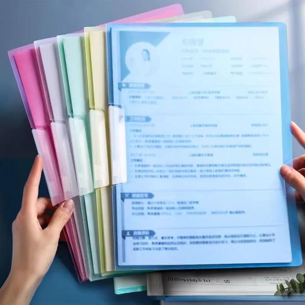 「しっかり収納設計」 A4書類の分類や保管が簡単に行えます。穴を開けずにそのまま差し込める仕様で、大事な書類をそのままの状態で管理できます。仕事や学習の資料整理に役立ち、日常の使いやすさを高めます。「シンプルな見た目」 透明感のあるクリアデ...