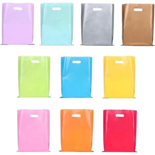 バリエーションコード : 2BUKGK6GD810色のビビッドカラーが揃ったビニール袋セット。25x35cmの使いやすいサイズで、パーティーや店舗イベントなどでも大活躍。シンプルなデザインながらインパクト抜群で、受け取る人の印象にも残ります...