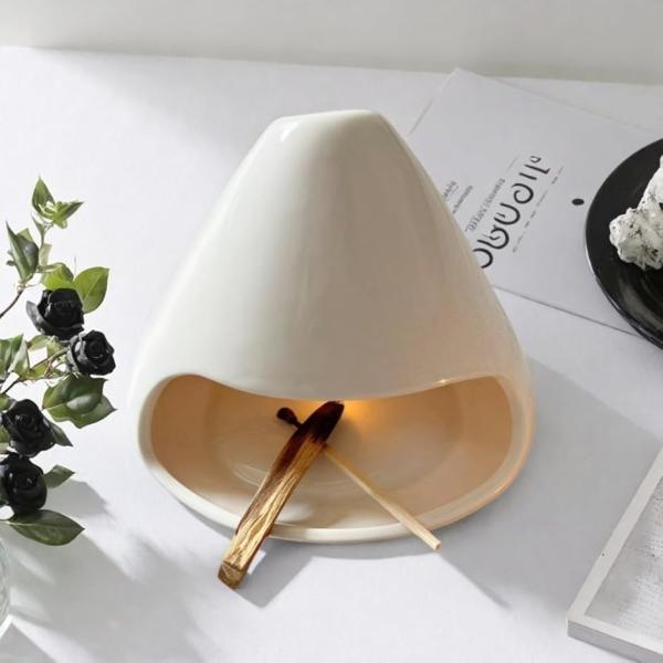 バリエーションコード : 2BUOXK12JP「モダン風デザインのコーン型パロサントホルダー」モダンでシンプルなコーン型のセラミック製パロサントホルダー。おしゃれな見た目で、インテリアとしても活躍します。「幻想的な空間を演出する設計」丸みの...