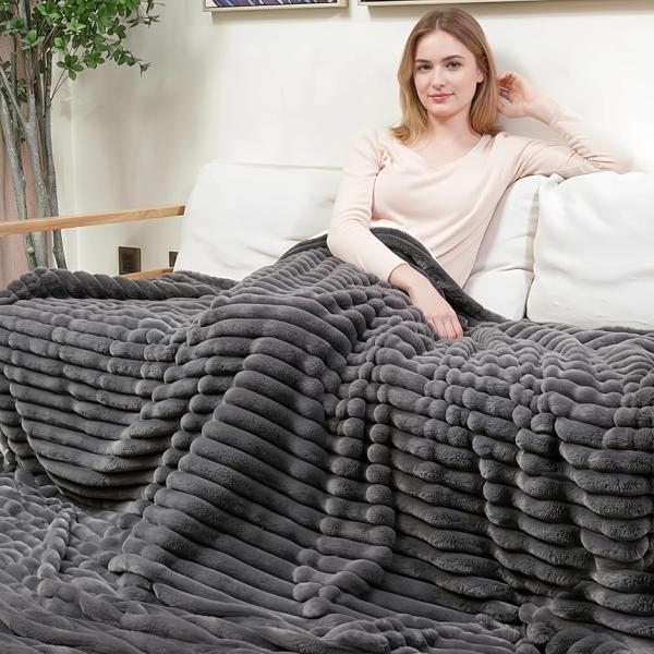 バリエーションコード : 2BRH4YLR32「もふもふ触感・極上のラビットファー調 x 静電気抑制」電気毛布の表面は高密度の高級ラビットファー調素材を贅沢に採用。触れた瞬間にとろけるような柔らかな触感をお約束します。肌に直接触れる裏面には...