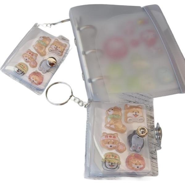 「かわいく収納」お気に入りのシールをコンパクトにまとめられるミニサイズ。推しシールやお気に入りのデコ素材をきれいに保管できます。「持ち歩きやすい設計」キーホルダー付きでバッグやポーチに簡単装着。通学やお出かけ先でもシール収納を楽しめます。「...
