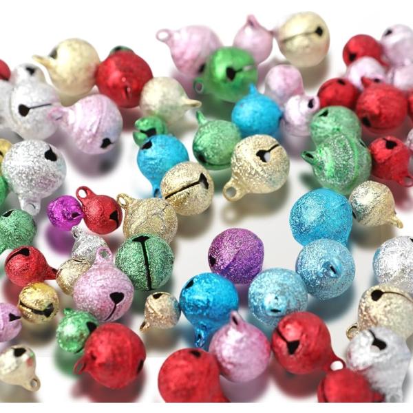 バリエーションコード : 2BUR8W90Y0「簡単に飾れる鈴で、デコレーションが楽ちん。」 上部に穴があるので、フックや紐を通して簡単に飾れます。例えば、クリスマスツリーにかけたり、ドアノブに吊るしたり、アイデア次第でさまざまな場所を華や...