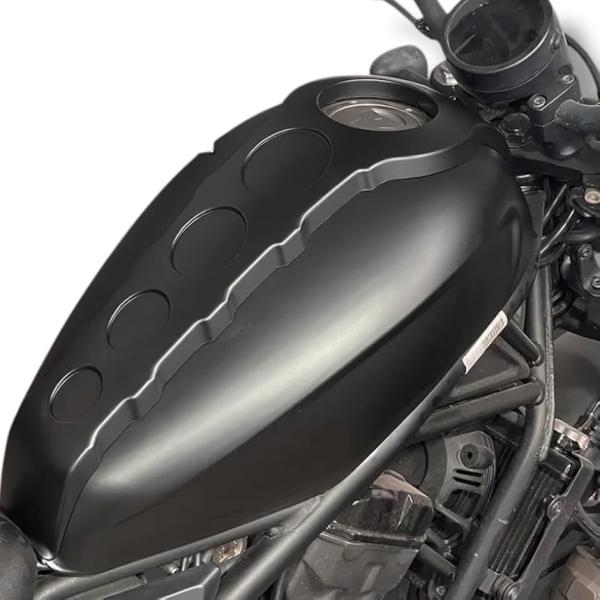 1. 最高品質ABS素材で愛車を保護 最高品質ABS樹脂採用で優れた耐衝撃性と耐久性を実現。事故時の衝撃や飛び石から大切なタンクを守り、長期使用でも美しい外観を維持します2. 傷防止とグリップ性能の両立 ライディング時の膝の接触による傷を防...