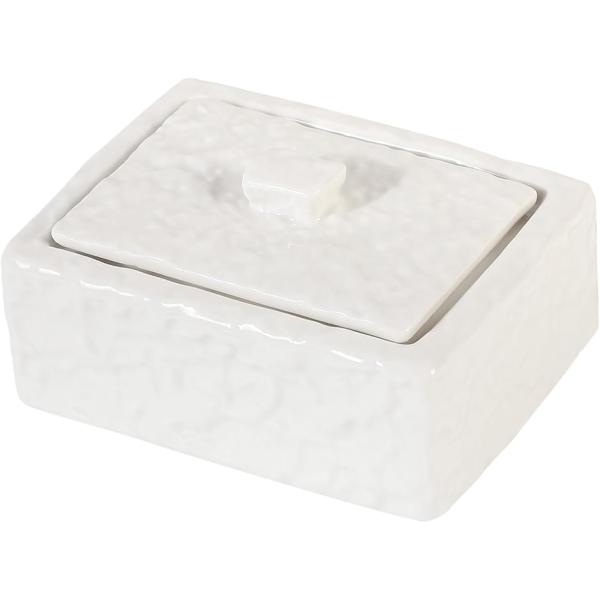 バリエーションコード : 2BUVT0XWKY「商品説明」高級感のある水波模様が美しいセラミック収納ケースです。綿棒や爪楊枝などの小物をお洒落に収納でき、洗面所やリビング、デスク周りを上質な雰囲気に演出します。陶器ならではの程よい重厚感と清...