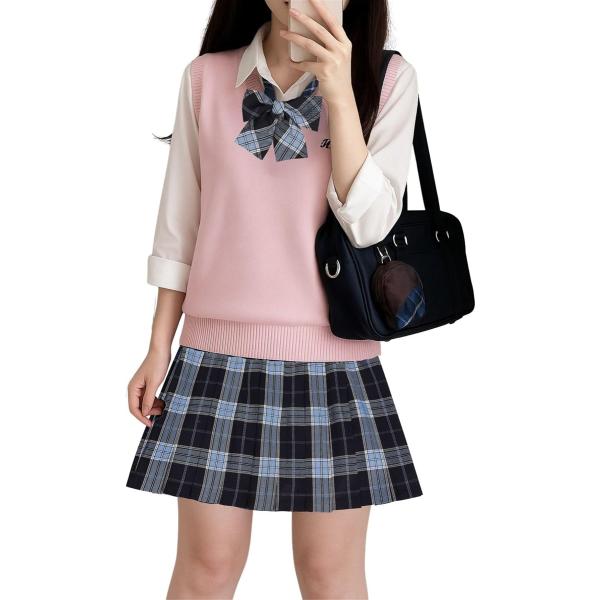 バリエーションコード : 2BUUTIXWPF「スタイリッシュなデザイン」この制服セットは、トレンドを押さえたデザインで、学校生活をより楽しく、スタイリッシュに演出します。チェック柄のスカートとニットベストが絶妙にマッチし、どんなシーンでも...