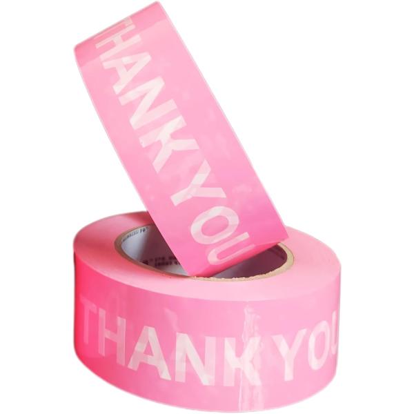 バリエーションコード : 2BUUXWY5T3「可愛いピンクに白文字「THANK YOU」。感謝を伝えるOPPテープ」 「THANK YOU」の白文字が可愛いピンク色のOPPテープで、荷物の梱包やラッピングをより特別なものにしませんか。シン...