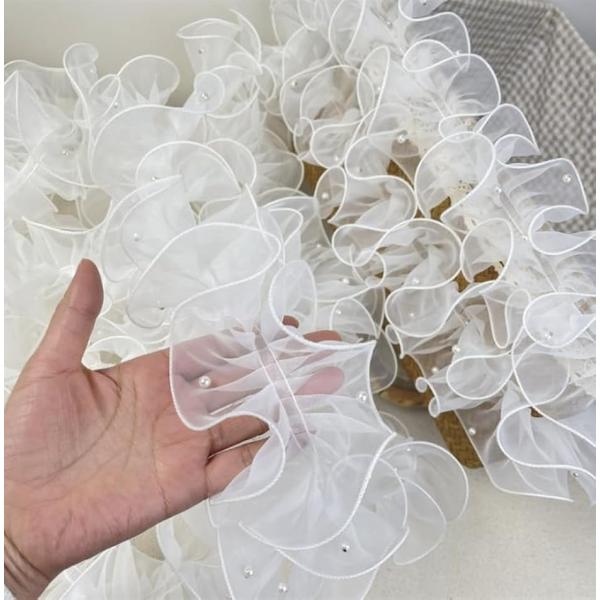 バリエーションコード : 2BUV53HVOV製品概要 軽やかで透け感のあるオーガンジー素材を使用したリボン。華やかな見た目と、やさしい手触りが特徴で、浴衣コーデのアクセントや、ハンドメイド作品の装飾にぴったりです。浴衣の帯に重ねてアクセン...