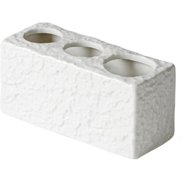 バリエーションコード : 2BUVTU8UC9「商品説明」高級感あるセラミック素材を使用した歯ブラシスタンドです。レンガ調の凹凸デザインが洗面台にモダンでおしゃれな雰囲気を演出し、まるでホテルのような空間に仕上げます。3つの仕切り穴付きで、...