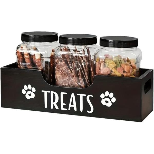 バリエーションコード : 2BUWFJ41TG「商品説明」愛犬のおやつタイムをもっと楽しく、スマートに。こちらは木製の収納ボックスと透明容器3個がセットになった犬用おやつストッカーです。おやつを種類ごとに分けて収納できるので、毎日のおやつ管...