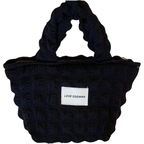 バリエーションコード : 2BUV5TC6KO「軽いのに驚くほど収納力あり」 見た目以上の収納力で「思ったより入る」。大きめサイズはA4ファイルや13インチ級タブレット、ノート、ポーチ、ペットボトルまでしっかり収まり、通学や通勤の必需品をま...