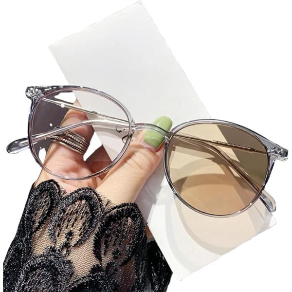 バリエーションコード : 2BUXP05RDH「これ1本でOK。室内外でかけ替え不要の調光レンズ」 おしゃれな伊達めがねが、屋外では紫外線から目元を守るサングラスに早変わり、UV400レンズが紫外線を99%以上カットし眩しさを抑え大切な瞳を...