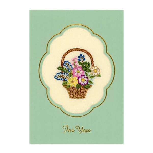 表紙に花かごの刺繍パーツ加工が施されている二つ折りフォーユーカードです。絵柄の一部に箔、エンボス加工あり。メッセージ用中紙付。◇パッケージサイズ：W117×H160×D2mm◇カード：W100×H140mm（二つ折り時）◇封筒：W151×H...