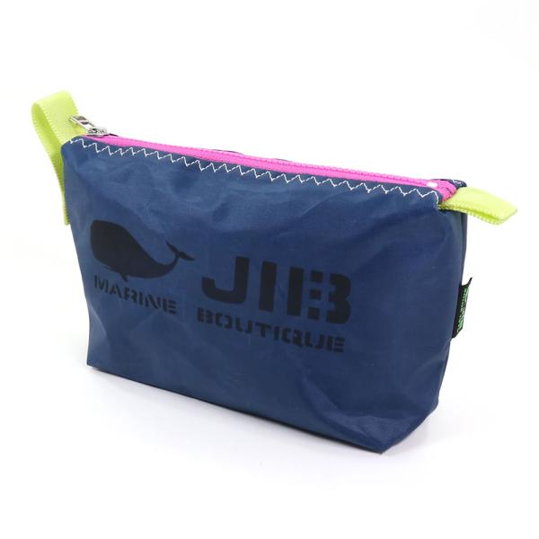 ■ポーチ前面いっぱいのクジラロゴステンシルが目印、JIBの定番ポーチ。お財布や携帯、メイクアイテムや洗面道具などをたっぷり収納できるバッグインバッグとして、さらに、長財布などが入る少し大きめサイズなので、セカンドバッグとしてもお薦めです。男...