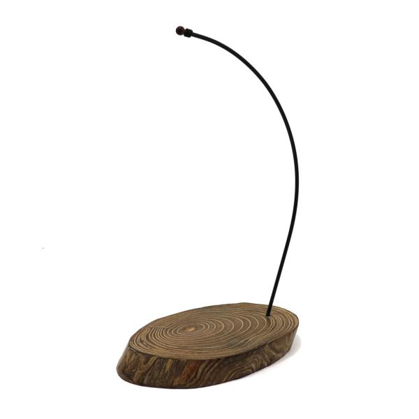 会津桐の台座に鉄製の軸を合わせたプチくりすたる風鈴専用飾り台です。別売りのプチくりすたる風鈴にお好みの小物を合わせ、四季それざれに風情をお楽しみいただけます。◇飾り台本体サイズ：横1622×高25cm◇収納箱サイズ：W16.5×H12×D2...