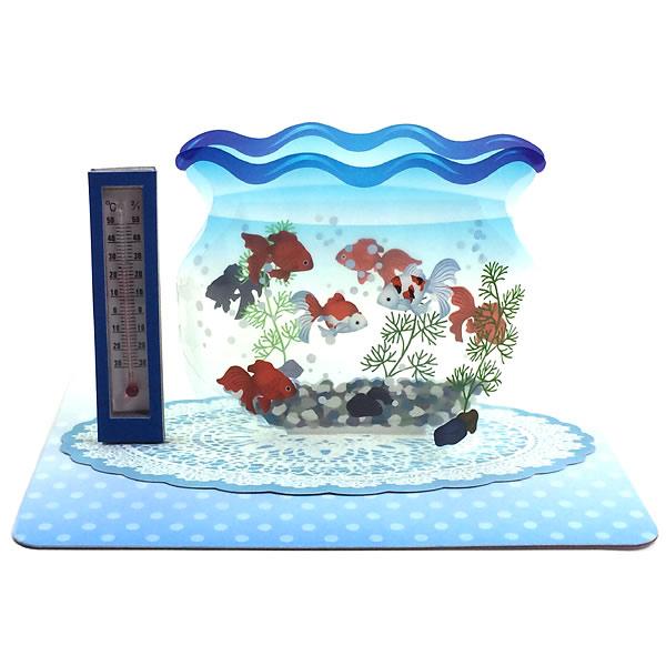 本物のミニ温度計が付いたカードです。涼しげな金魚鉢は3層の透明素材でできています。立てて飾れるので、季節のインテリアとしてもお楽しみいただけます。◇パッケージサイズ：W150×H190×D10mm◇カードサイズ：W165×H128mm（折り...