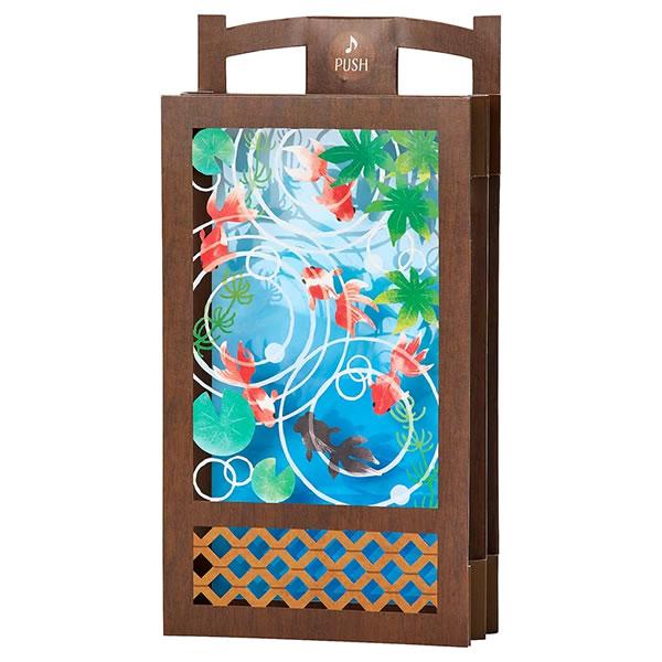 ボタンを押すと、水と風鈴の音が流れ、半透明の素材ごしに青、緑、黄色のライトがやさしく点滅します。青紅葉と金魚、水紋などが繊細なレーザーカットで表現された、涼しげで上品なデザインです。立てて飾れるので、季節のインテリアとしてもお楽しみいただけ...