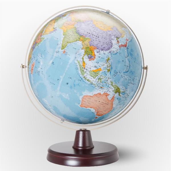 文字が大きく、格調ある書体で情報の見やすさがとても評判が高い地球儀です。地図は国別色分けの行政図に、人工衛星データを用いて陸地の高低差、海洋の深浅などの地勢情報が盛り込まれています。 上下左右360度回転できる、全回転式なので、見たい国にあ...