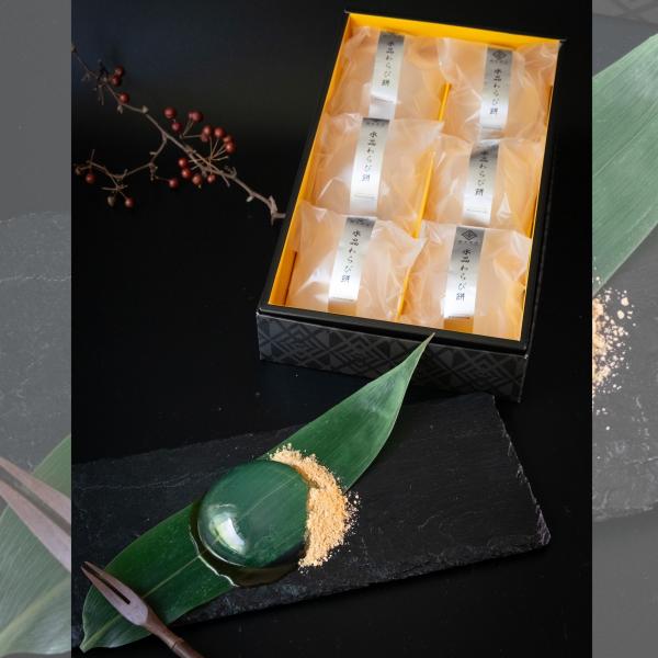 水晶の様に透明で涼やかな蕨粉を使用した水わらび餅です。ひんやりプルプルとした食感と、きなこととろ-り黒みつの相性を是非お楽しみ頂きたいです。内容量：6個(きなこ・黒みつ付)原材料：砂糖(国内製造)、寒天、蕨粉／ゲル化剤(増粘多糖類)、酸味料...
