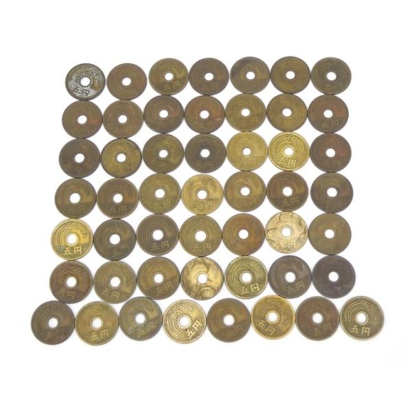 【商品名】: 5円黄銅貨 楷書体 フデ5 50枚セット5円玉 　【付属品】: 本体のみ（付属品はありません）　【ランク】: 中古A〜Bランク/小キズや汚れ、変色などある並品です。　【コメント】: 通称「フデ5」と呼ばれる楷書体の5円玉昭和2...