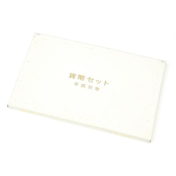 【商品名】: 貨幣セット 1989年 平成元年 平成1年 ミントセット　【サイズ】: W:13cm H:8cm　【付属品】: 専用ケース（画像参照）　【ランク】: 展示未使用品　/コインの経年劣化や箱の汚れ、小キズなどありますが、未使用品で...