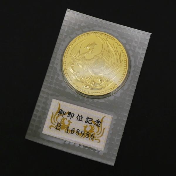 【商品名】: H2 天皇陛下御即位記念 10万円金貨 パック入り 記念貨幣　【サイズ】: /直径:33mm 重さ:30ｇ　【付属品】: 本体のみ（付属品はありません）　【ランク】: 展示未使用品　/パックに僅かにスレがありますが、未開封の為...