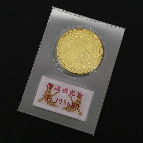 【商品名】: 平成5年 天皇陛下御成婚記念 5万円金貨 パック入り 記念貨幣　【サイズ】: /直径:27mm 重さ:18ｇ　【付属品】: 本体のみ（付属品はありません）　【ランク】: 展示未使用品　/パックに僅かにスレがありますが、未開封の...