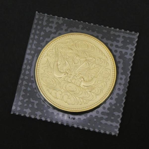 【商品名】: Ｓ61 天皇陛下御在位60年記念 10万円金貨 記念硬貨 パック入り 未開封　【サイズ】: /直径:30mm 重さ:20ｇ　【付属品】: 本体のみ（付属品はありません）　【ランク】: 展示未使用品　/パックに僅かにスレがありま...