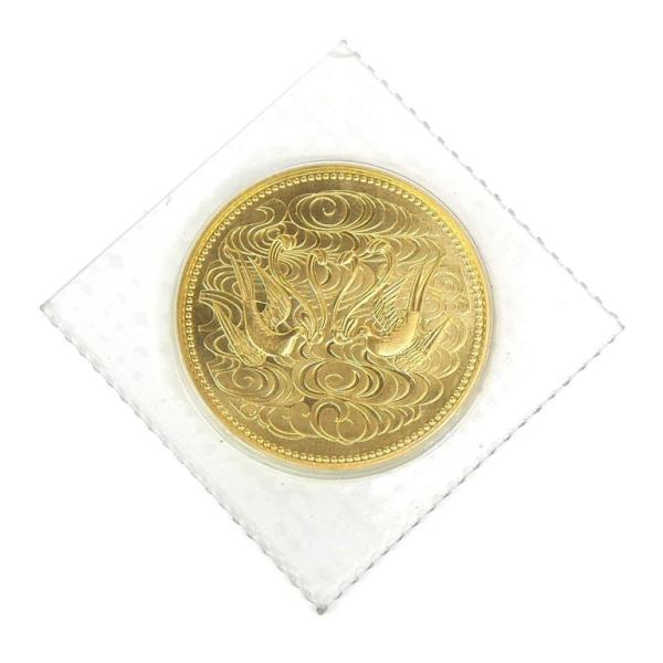 【商品名】: Ｓ61 天皇陛下御在位60年記念 10万円金貨 記念硬貨 パック入り 未開封　【サイズ】: /直径:30mm 重さ:20ｇ　【付属品】: 本体のみ（付属品はありません）　【ランク】: 展示未使用品　/パックに僅かにスレ折れがあ...