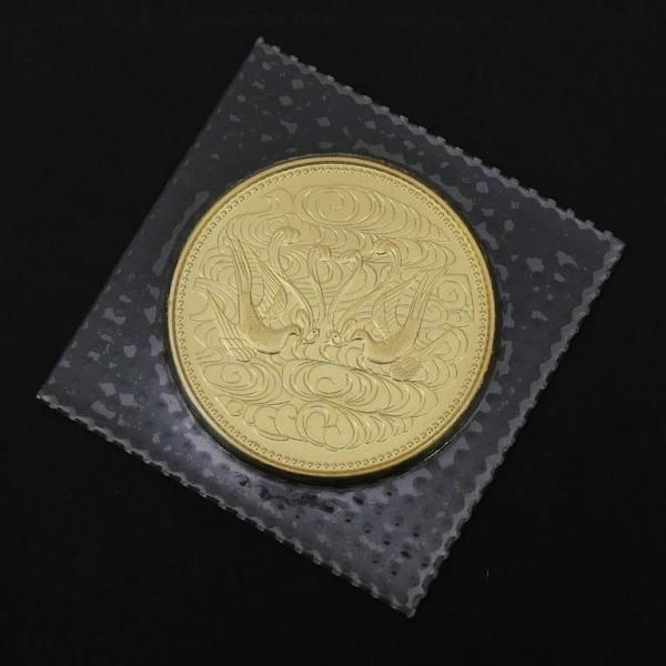 【商品名】: Ｓ61 天皇陛下御在位60年記念 10万円金貨 記念硬貨 パック入り 未開封　【サイズ】: /直径:30mm 重さ:20ｇ　【付属品】: 本体のみ（付属品はありません）　【ランク】: 展示未使用品　/パックに僅かにスレがありま...