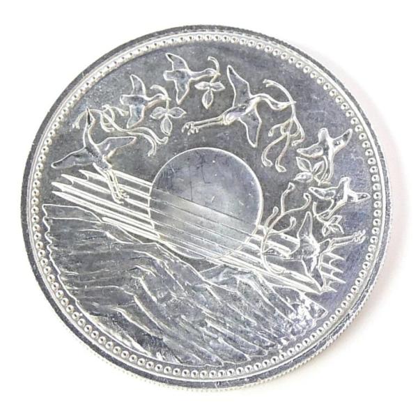 【商品名】: 昭和61年 天皇陛下御在位60年1万円銀貨 パックなし 記念貨幣 記念硬貨　【サイズ】: /直径:35mm 重さ:20ｇ　【付属品】: 本体のみ（付属品はありません）　【ランク】: 中古A〜Bランク/小キズや変色などある並品で...