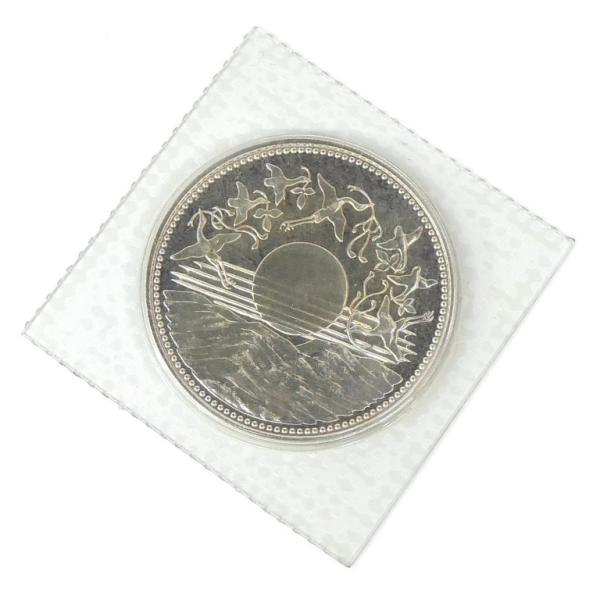 【商品名】: 昭和61年 天皇陛下御在位60年1万円銀貨 パック入り 未開封 記念貨幣 記念硬貨　【サイズ】: /直径:35mm 重さ:20ｇ　【付属品】: 本体のみ（付属品はありません）　【ランク】: 展示未使用品　/パックに僅かなスレな...