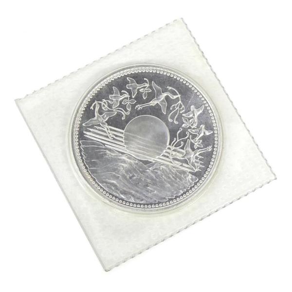 【商品名】: 昭和61年 天皇陛下御在位60年1万円銀貨 パック入り 未開封 記念貨幣 記念硬貨　【サイズ】: /直径:35mm 重さ:20ｇ　【付属品】: 本体のみ（付属品はありません）　【ランク】: 展示未使用品　/パックに僅かなスレな...