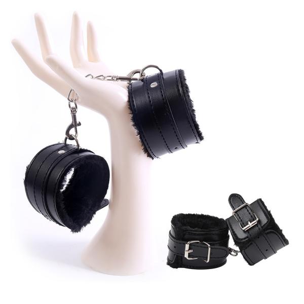 ファー付きのコスプレ手錠です！内側がふわふわな素材で痛みを軽減してくれます！サイズは写真に記載のとおりです。＊多少の誤差が出るとこもあります。ご了承ください。