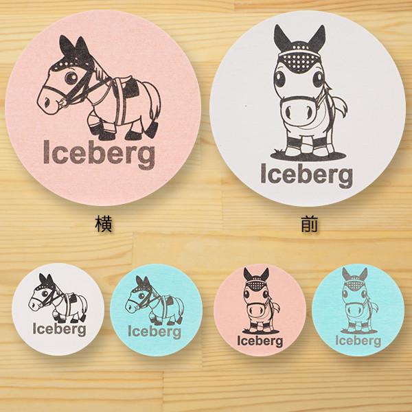 園田競馬の誘導馬「アイスバーグ」の可愛いイラスト珪藻土コースター。軽い珪藻土でできているので、水にも安心。可愛いコースターが水濡れから守ってくれます。大きめのコップでも十分な大きめサイズ。横向きと前向き、そして色も青・白・ピンクの３色から選...