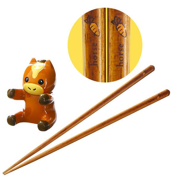 お箸につかまるお馬さんの姿が可愛い、お箸と箸置きのセットです。箸には、人参が描かれていて、お馬さんがにんじん食べたい！とがんばる姿に思わずほっこりしてしまいますね。お馬さんはそのまま箸置きになります。お箸は、天然木素材の安心の日本製。食洗機...