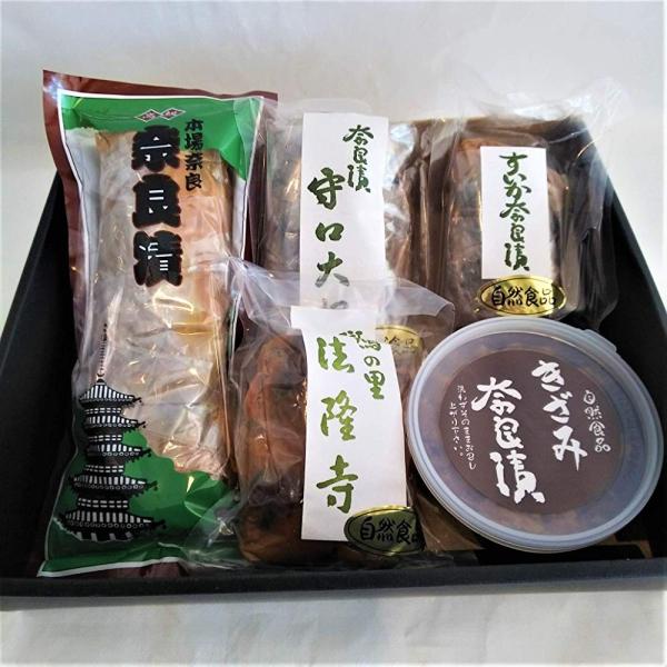 「商品情報」奈良斑鳩の里法隆寺の参道で販売している、志むらの人気の奈良漬５種セットです。「主な仕様」内容：　うり５回漬け(1舟)　しょうが　守口大根　すいか　きざみうり原材料：漬け原材料：酒粕 糖類（砂糖．ぶどう糖果糖液糖．ぶどう糖） 還元...