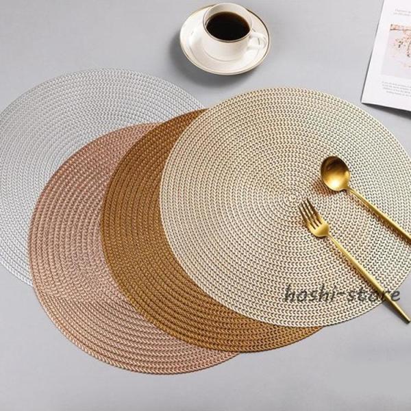 【品名】：ランチョンマット【素材】: PVC【カラー】：全4色【サイズ】：直径38CM【生産地】：中国人気検索ワード：ランチョンマットおしゃれ 北欧 水洗い可 汚れ 傷防止 敷物 テーブルクロス インテリア アジアン雑貨 家具 バリ インテ...