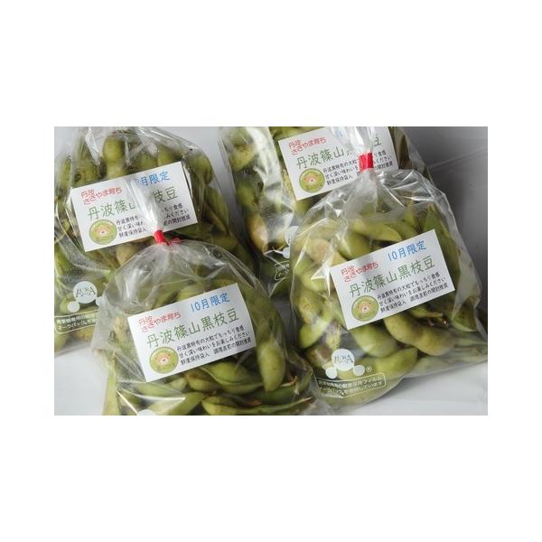 【発売日：2026年08月16日】丹波篠山の10月の限られた期間しか食べられない希少な黒枝豆です。寒暖差の大きい丹波篠山の東部地域で育った大粒で甘い味わいの丹波黒枝豆です。こちらは株から外した「さや」のみの商品1kg（枝付束2kg相当）にな...