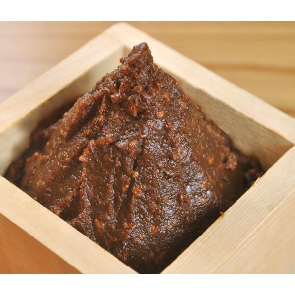 素材に一部飯米用のお米を使用することで、お手ごろな価格の米味噌が実現しました。重厚な旨味とコクの３年もの味噌です 【味噌/みそ/ミソ/３年もの/無添加/手造り/手作り/こだわり/天然醸造/熟成/昔ながら/昔造り/通販/仕込み/赤味噌/越後味噌】