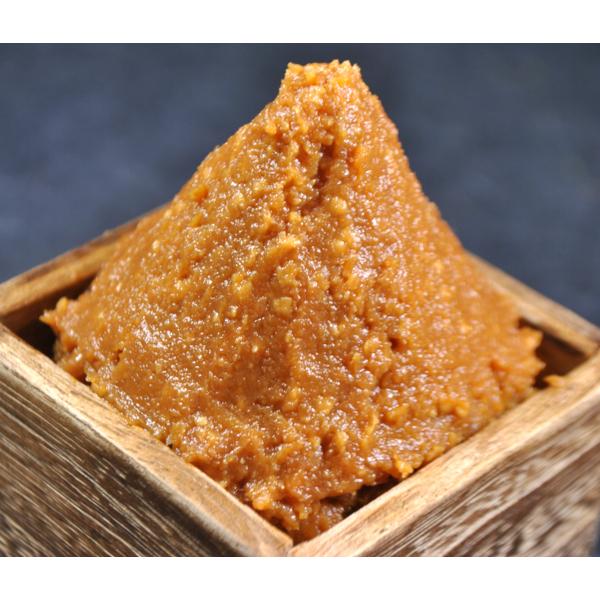 天然醸造・木桶発酵といった昔ながらの製法で仕上げることで、どこか懐かしさを感じさせてくれる「おふくろの味」を目指しました。 【味噌/みそ/ミソ/無農薬/無添加/手造り/手作り/こだわり/天然醸造/熟成/昔ながら/昔造り/仕込み/ギフト】