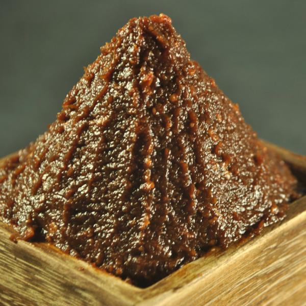 天然醸造・木桶発酵といった昔ながらの製法で仕上げることで、どこか懐かしさを感じさせてくれる「おふくろの味」を目指しました。 【味噌/みそ/ミソ/無農薬/無添加/手造り/手作り/こだわり/天然醸造/熟成/昔ながら/昔造り/仕込み/ギフト】