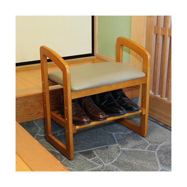 両サイドに持ち手が付いており、立ち座りもラクに行えます。座面はお手入れの簡単なPVCを使用しております。使用者に合わせて3段階の高さ調節が可能です。