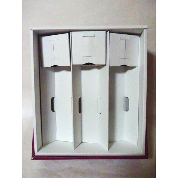 4合瓶3本入りのギフト用化粧箱です。500ml〜900mlまでの瓶が収納可能です。(瓶形状が特殊な場合はその限りではありません。)こちら単体ではご購入頂けません。箱が付属していない商品をお買い上げの際に一緒にカートにお入れ下さい。