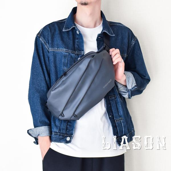 忙しい現代人のライフスタイルに寄り添った合理的な設計ペットボトルも収納できる、見た目以上の収納力！水や汚れにも強い機能性ファブリックを採用！■ 手ふさいでしまうペットボトルやタンブラー。■ 使用頻度の高いスマートフォン。■ いざという時に見...