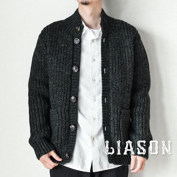 カラーは温かみのあるアイボリーカラーとダークグリーンカラーの2色を展開。すっきりとしたシルエットが印象的で、アウター使いはもちろんコートのインナーとしても重宝する使い勝手の良い一着に仕上がっています。大人の休日スタイルに取り入れたい気品あふ...